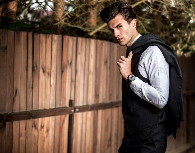 Oltre 20 migliori pose e idee per modelli maschili alla moda per il 2024