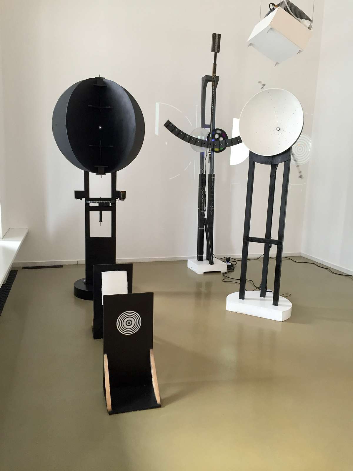 Split Infinity \ Installation \ Galerie Brigitte Schenk \ Derek Ogbourne \ British Artist